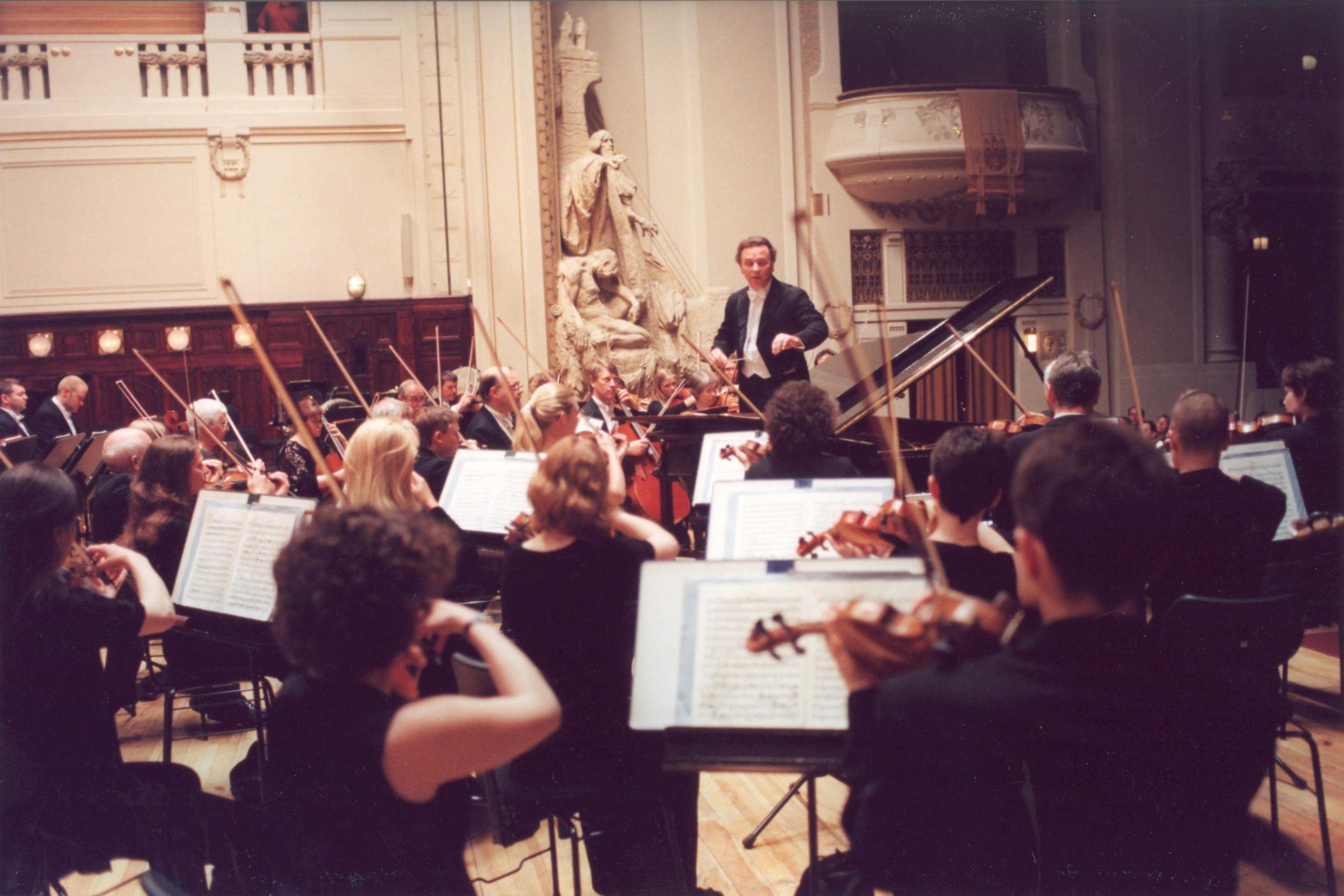 Hallé of fame: Orchestra wow crowds with medley of Manchester music ...