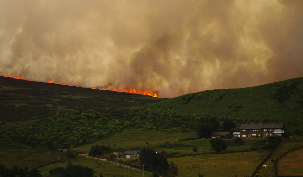 Saddleworth Moor fire: Live updates as firefighters tackle 6km blaze ...