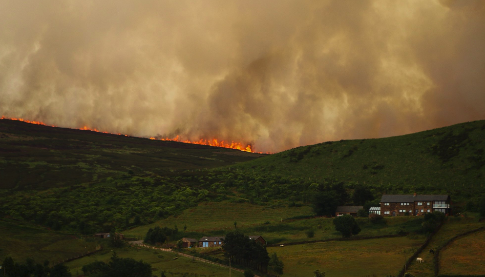 Saddleworth Moor fire: Live updates as firefighters tackle 6km blaze ...