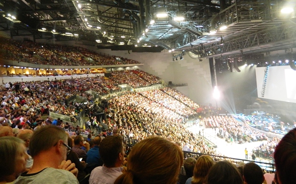 Tour de Force! Biggest ever Tour de France presentation as 10,000 cram ...