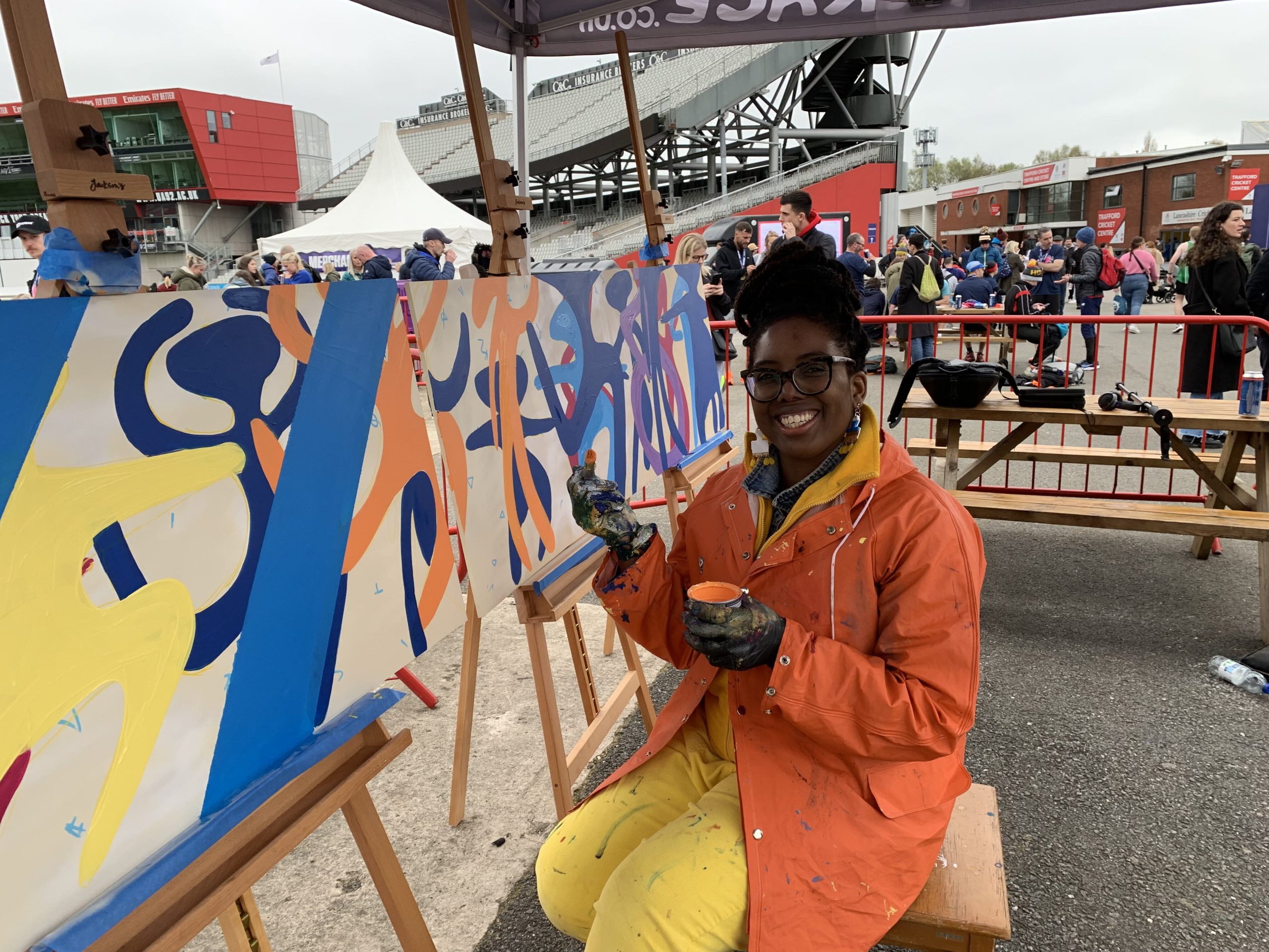 Manchester artist creates live marathon mural while runners race ...